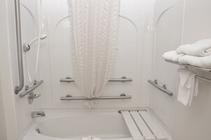 Quarto, 2 camas de casal, acessível, não fumadores (Mobility Accessible) | Duche na casa de banho
