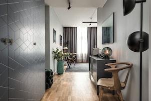 Suite, 1 cama de casal, não fumadores | Secretária, secretária adequada para computadores portáteis