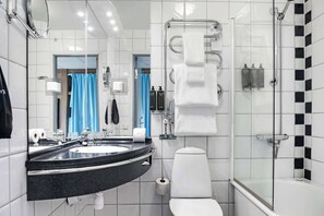 Quarto Familiar, 2 camas individuais, não fumadores (with Sofabed) | Casa de banho | Artigos de higiene ecológicos, um secador de cabelo, toalhas fornecidas 