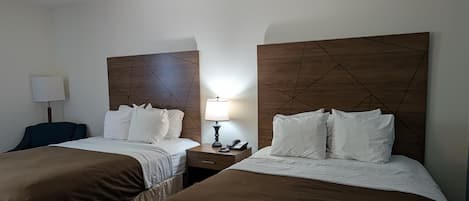 Quarto standard, 2 camas Queen, para não fumantes | Roupas de cama premium, escrivaninha, espaço de trabalho para notebook