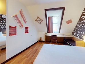 Cofre no quarto, secretária, quartos insonorizados