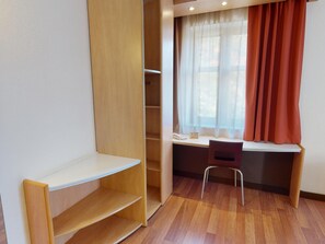Cofre no quarto, secretária, quartos insonorizados 