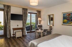 Suíte exclusiva, 1 quarto, terraço, ao lado do lago | Frigobar, cofres nos quartos, individualmente mobiliados, escrivaninha