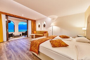 Suite Deluxe, 1 cama queen-size e sofá-cama, frigorífico, junto ao lago | Minibar, cofre no quarto, secretária, cortinas/cortinados opacos 