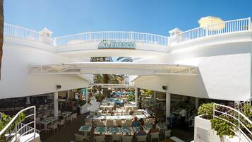 Bar à beira da piscina