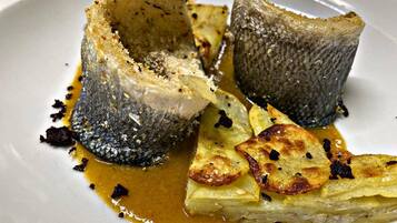 Prato com peixe e batatas.