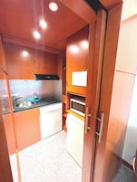APPARTEMENT 2 CHAMBRES 6 PERSONNES | Cozinha privada | Um frigorífico, um micro-ondas, uma placa de cozinha