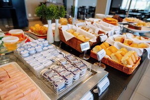 Café da manhã com buffet grátis todos os dias