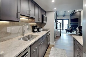 Suíte estúdio premier | Cozinha privada | Geladeira, micro-ondas, cooktop, cafeteira/chaleira