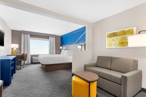 Suite, 1 cama king-size e sofá-cama | Secretária, secretária adequada para computadores portáteis 