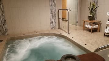 Banheira de hidromassagem interior