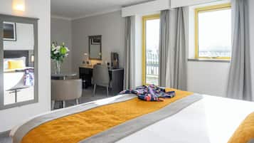 Double & Single with Balcony | Roupas de cama premium, cofres nos quartos, escrivaninha
