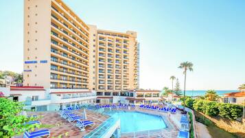 Piscina interior, piscina exterior, guarda-sóis, espreguiçadeiras