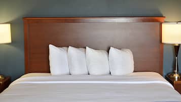 Escrivaninha, cortinas blackout, ferros/tábuas de passar roupa