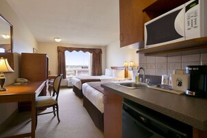 Cofre no quarto, secretária, ferro/tábua de engomar 