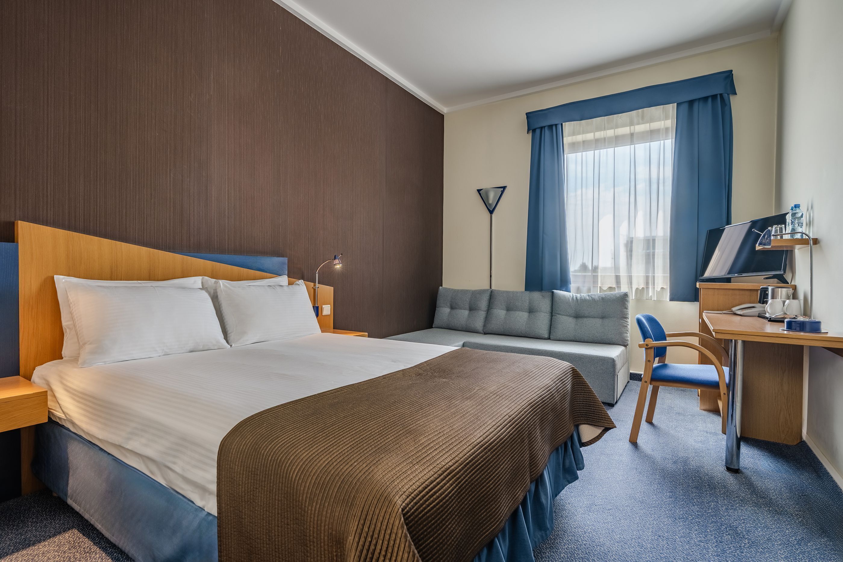 Quarto casal standard | Roupas de cama antialérgicas, cofres nos quartos, escrivaninha