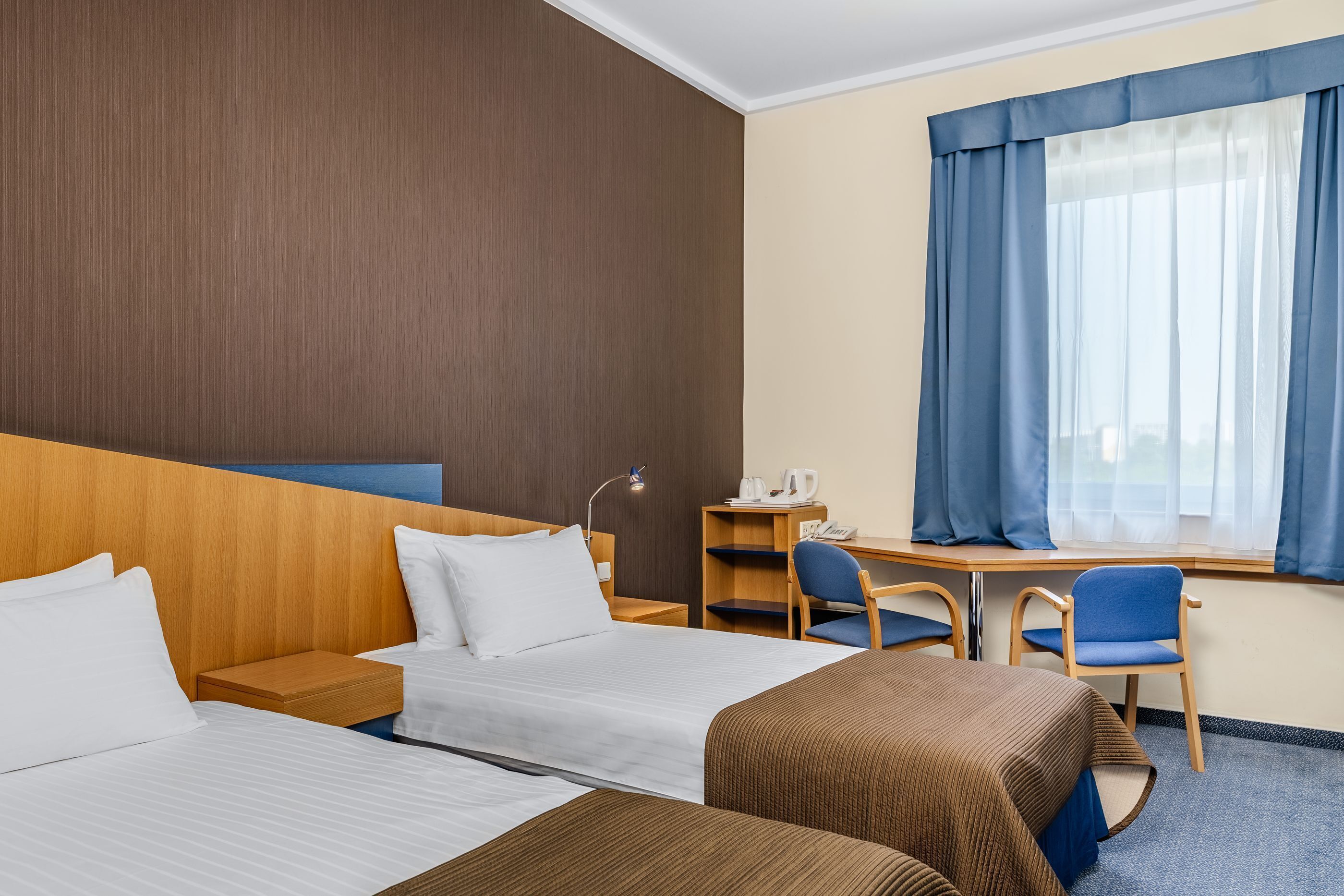 Quarto duplo standard | Roupas de cama antialérgicas, cofres nos quartos, escrivaninha