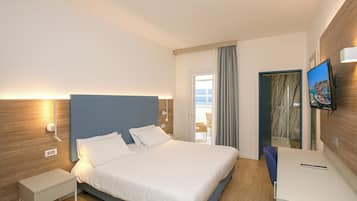 Edredons de pluma, frigobar, cofres nos quartos, cortinas blackout