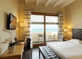 Minibar, cofre no quarto, secretária 