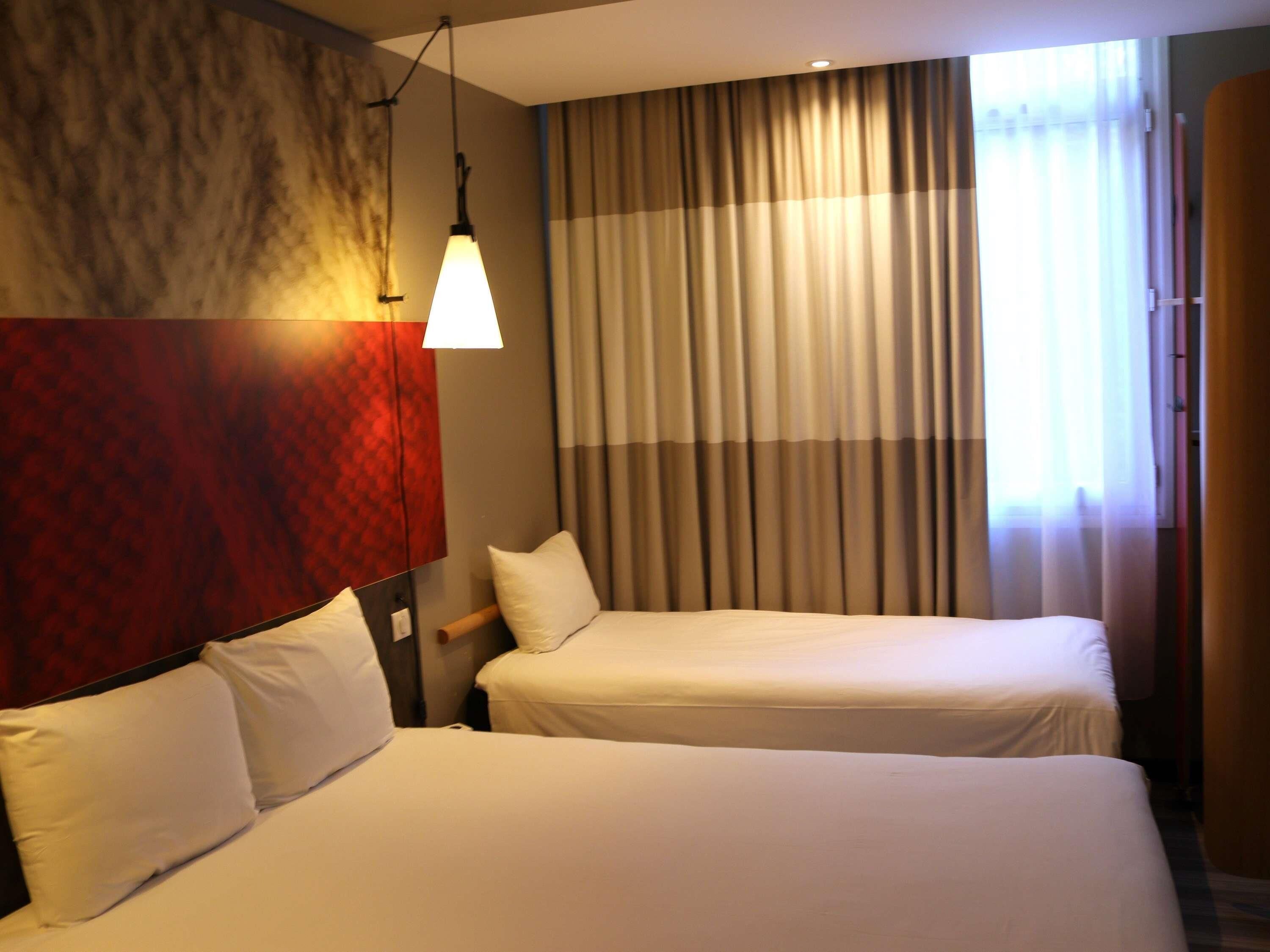 Roupas de cama premium, cofres nos quartos, escrivaninha