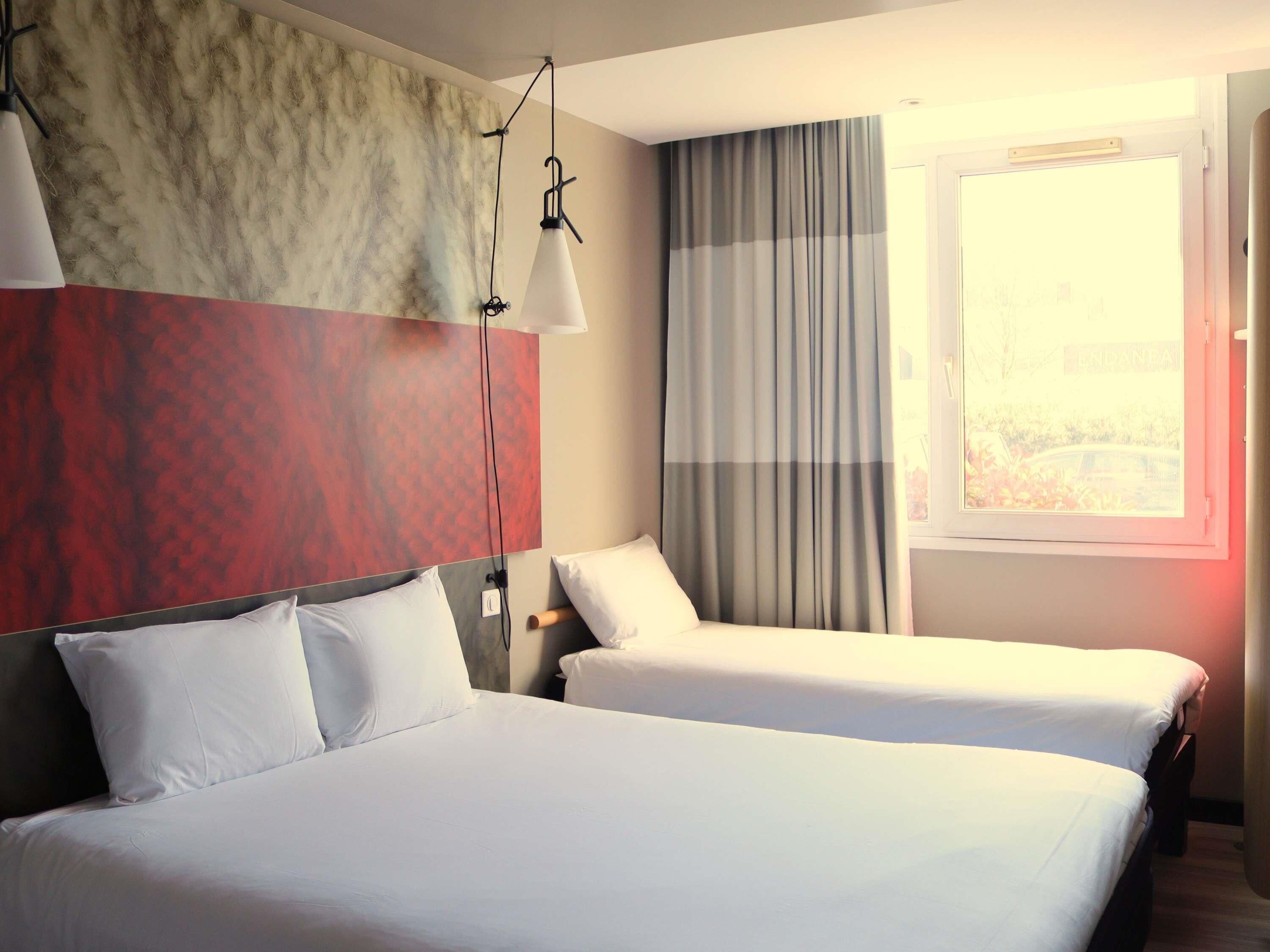 Roupas de cama premium, cofres nos quartos, escrivaninha