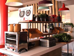Pequeno-almoço tipo buffet diário mediante uma taxa 