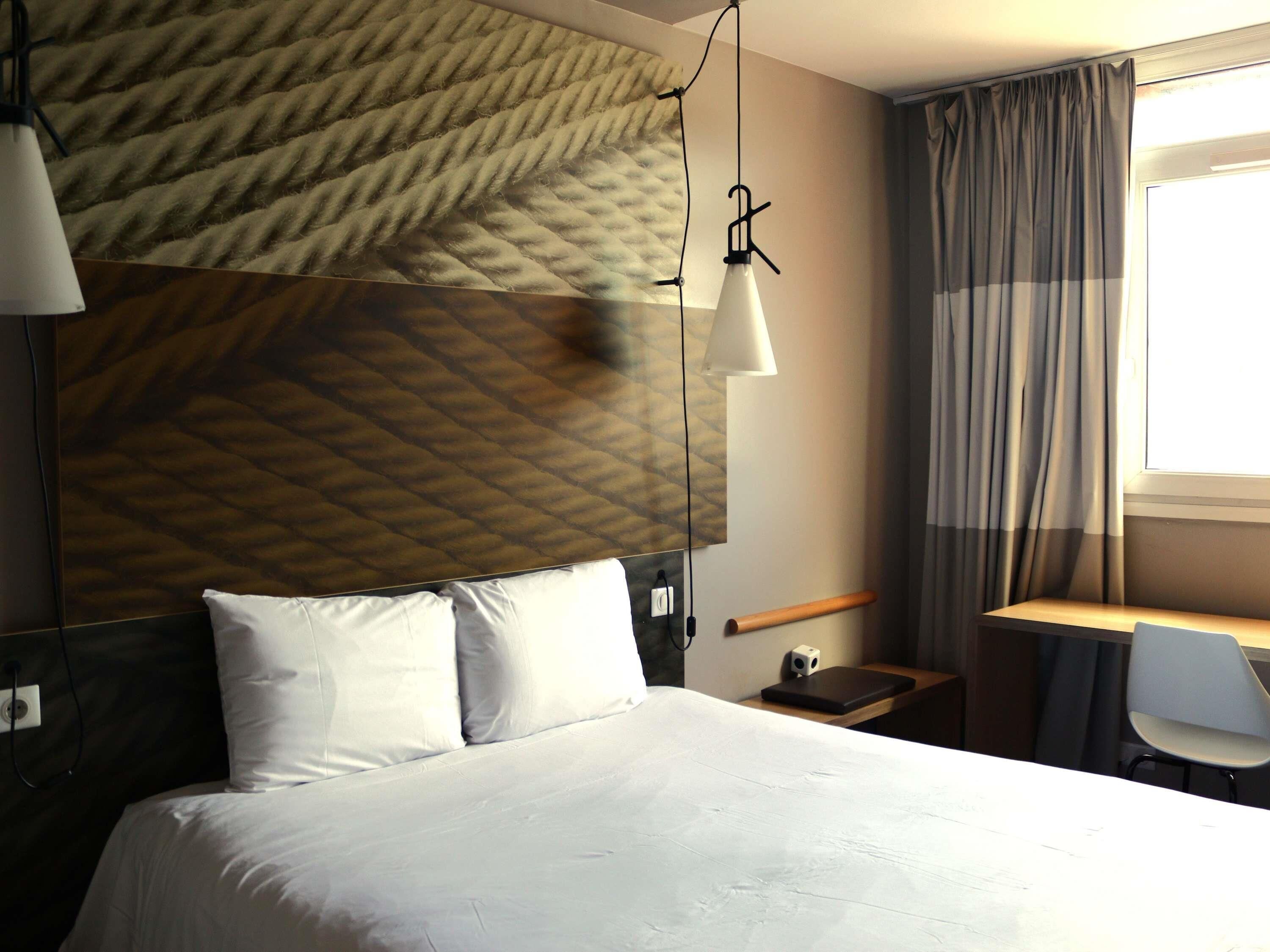 Roupas de cama premium, cofres nos quartos, escrivaninha