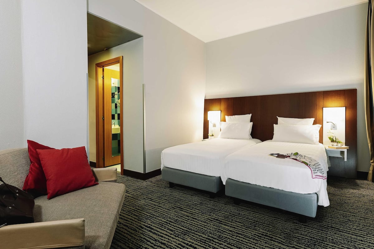 Quarto Superior (1 Double bed with Chair bed) | Roupa hipoalergénica, minibar, cofre no quarto, secretária 