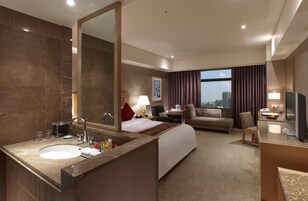 Quarto Deluxe, 1 cama queen-size | Cofre no quarto, secretária, cortinas/cortinados opacos, Wi-fi grátis 