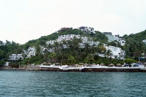 Praia particular, espreguiçadeiras, toalhas de praia 