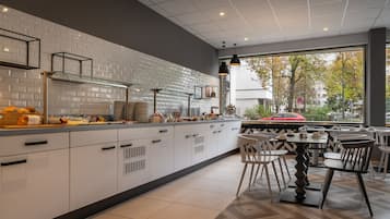 Pequeno-almoço takeaway diário (17 EUR por pessoa)