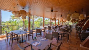 Café da manhã com buffet grátis todos os dias