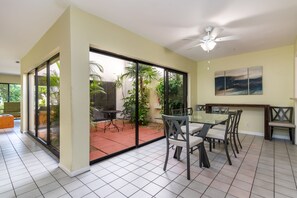 3 bedroom 3 bath townhome | Refeições no quarto