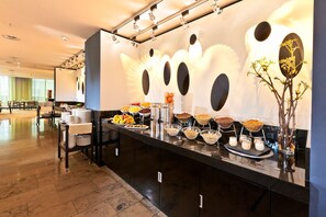 Café da manhã com buffet todos os dias mediante uma taxa