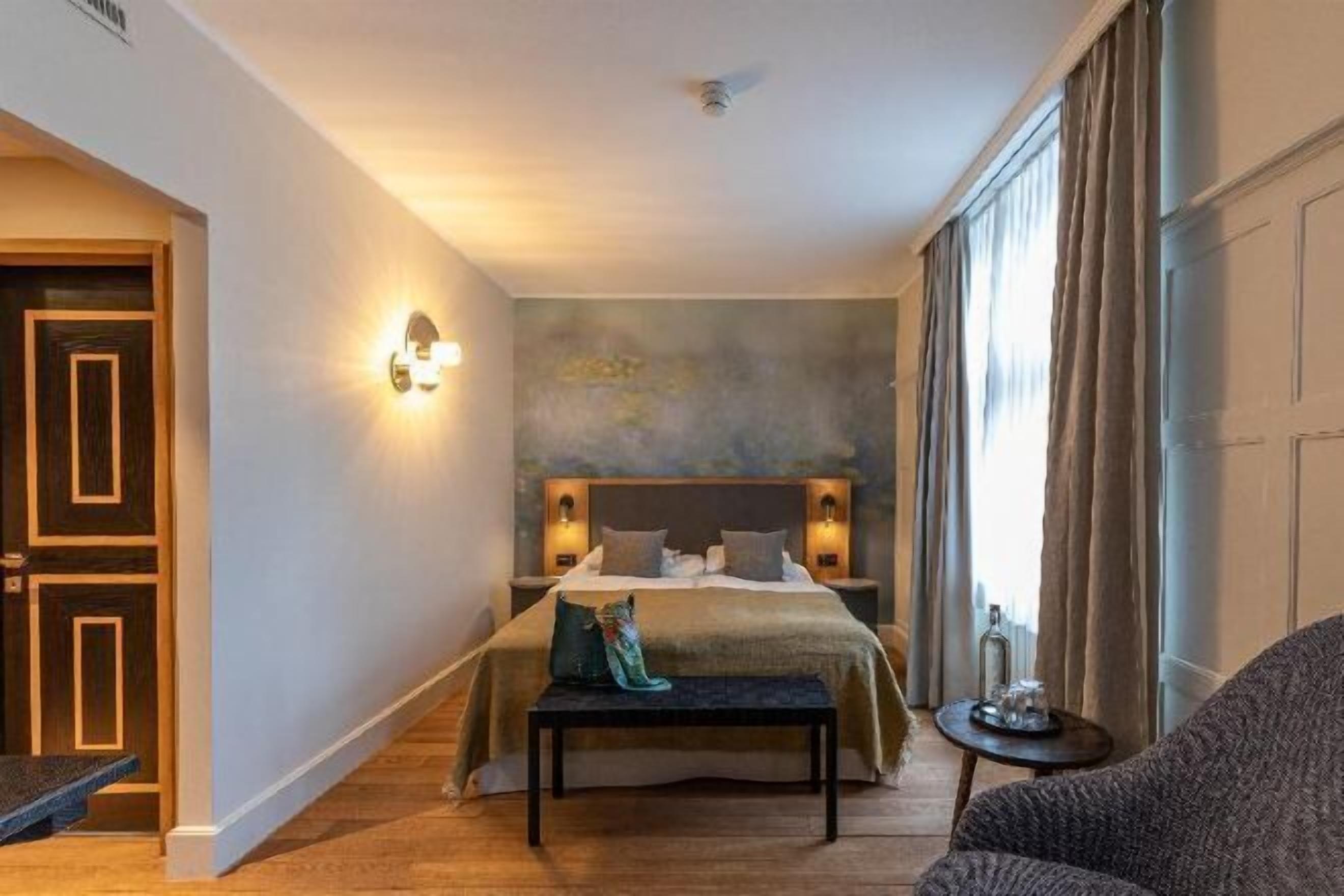 Edredons de pluma, frigobar, cofres nos quartos, escrivaninha