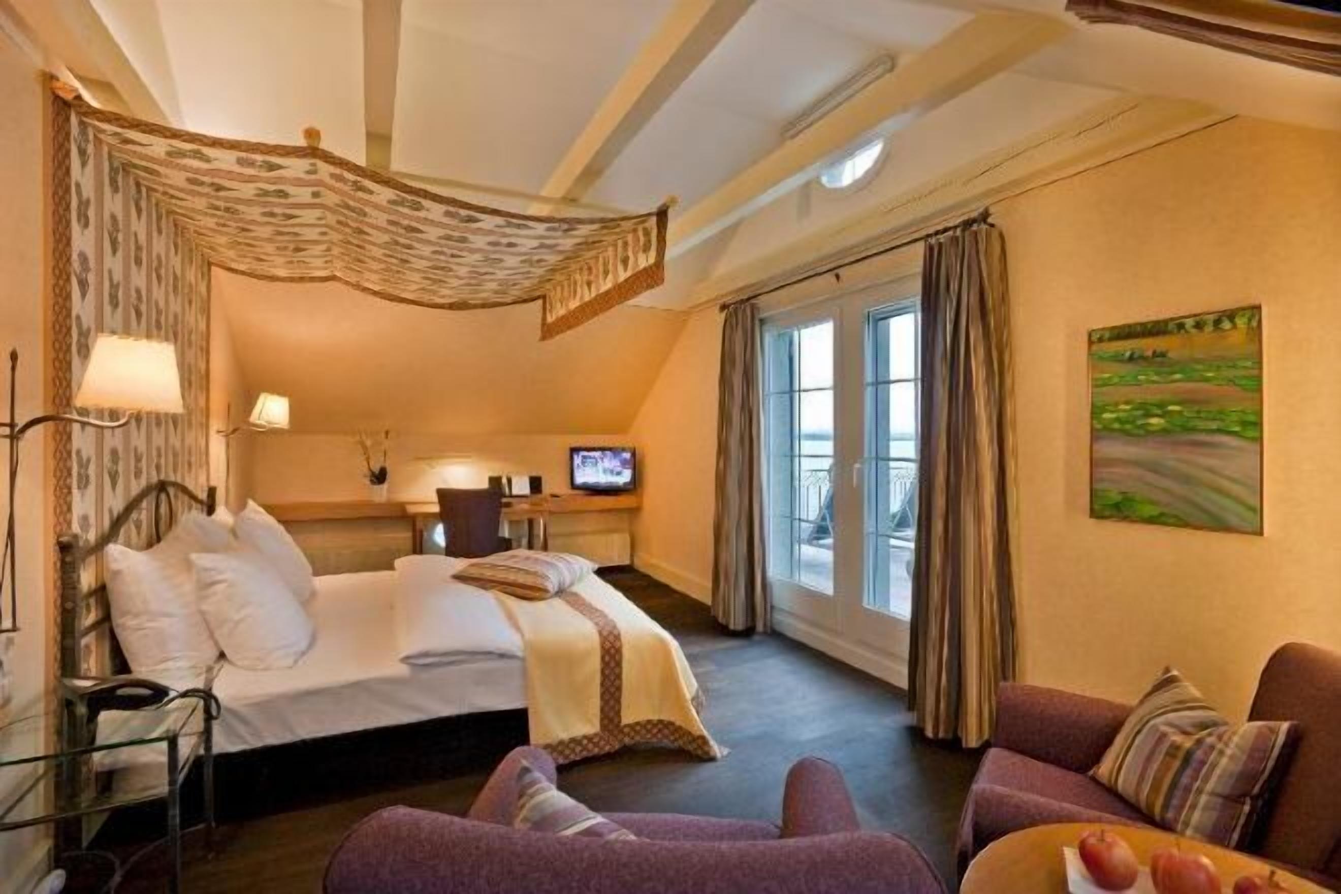 Edredons de pluma, frigobar, cofres nos quartos, escrivaninha