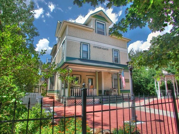 Spurs N Lace Bed & Breakfast Inn - Colorado Springs, CO