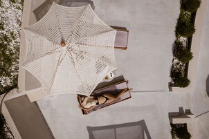 Terraço com espreguiçadeiras