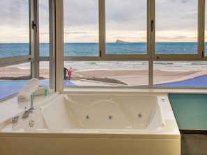 Quarto Duplo, banheira de hidromassagem grande, vista para o mar | Banheira de hidromassagem interior