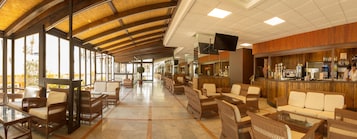 2 bares/lounges, 2 bares junto à piscina, um bar à beira da piscina