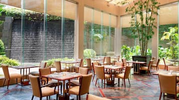 3 restaurantes, café da manhã, culinária internacional