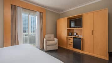 Suíte Casal - 1 Cama King | 1 quarto, frigobar, cofres nos quartos, escrivaninha