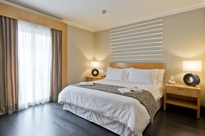 Minibar, cofre com capacidade para portátil, secretária 