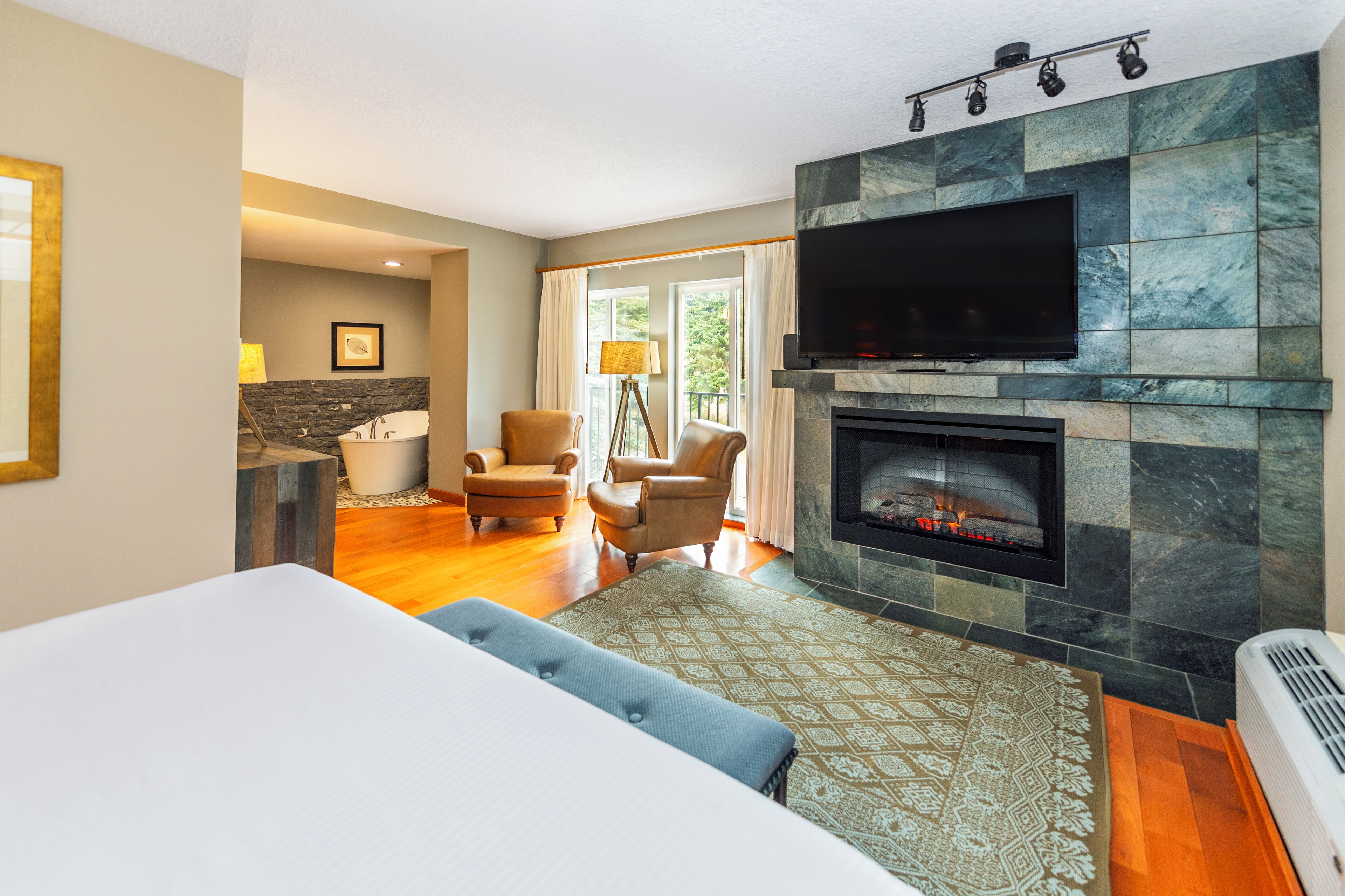 Suíte júnior | Edredons de pluma, escrivaninha, ferros/tábuas de passar roupa