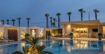 Piscina externa sazonal, guarda-sóis, espreguiçadeiras