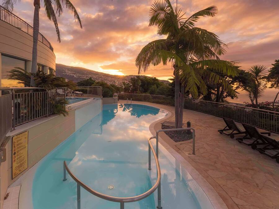 Piscina interior, piscina exterior, da(s) 10:00 à(s) 18:00, guarda-sóis