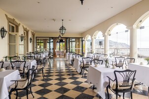 Pequenos-almoços servidos, com espaço para refeições ao ar livre 