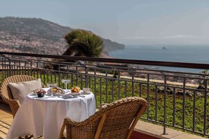 Minibar, cofre no quarto, secretária, cortinas/cortinados opacos 