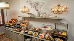 Uma mesa de buffet com diversos alimentos e utensílios de servir.