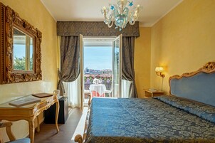 Quarto Duplo Superior | Edredões de penas, cofre no quarto, secretária 